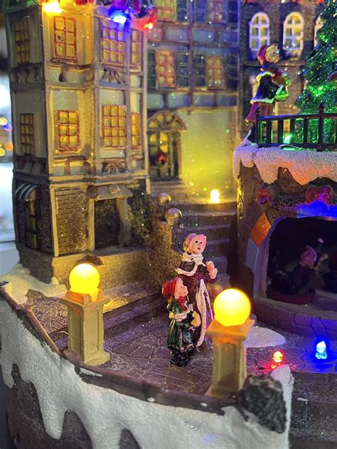 شهرک موزیکال کریسمس،بچه ها در کنار درخت کریسمس فروشگاه اینترنتی