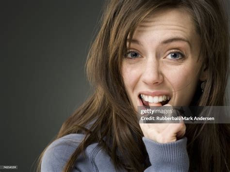 Woman Inserting Dental Retainer Foto De Stock Getty Images