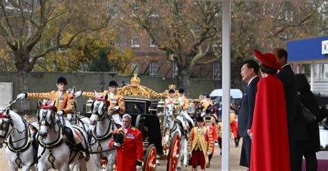 윤 대통령 왕실 근위대 사열 뒤 백마 이끈 마차타고 버킹검궁으로