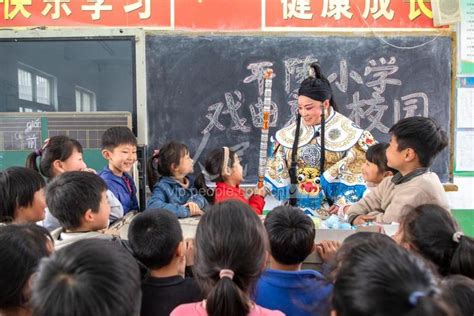 河南延津戏曲进校园 人民图片网