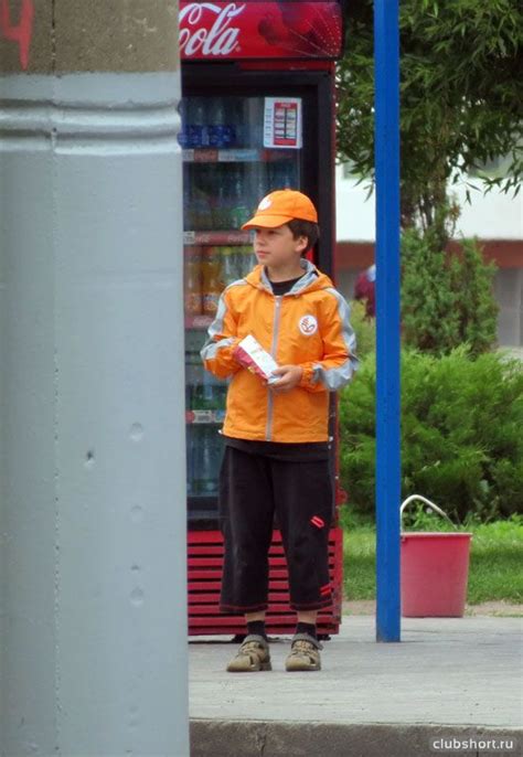 Мальчик в оранжевой кепке и куртке Шорты фото