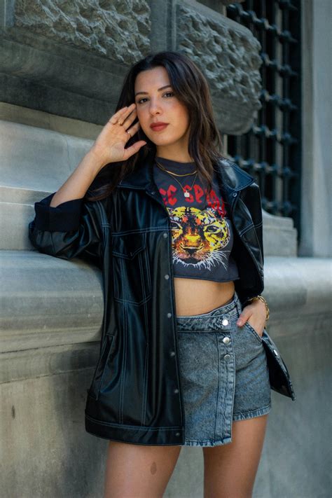 거리 스타일 거리 패션 긴 머리 낮 다채로운 데님 도시 도시 경관 도시 배경 도시 패션 도시의 도시의 삶 스타일 스타일리시한 스트릿 캐주얼 시크한