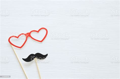 흰색 배경 위에 파티에 대 한 재미 있는 사진 부스 소품의 상위 뷰 이미지 Movember에 대한 스톡 사진 및 기타 이미지 Movember 개념 남자 Istock