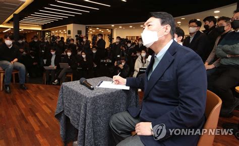 정책 제안 발표 듣는 윤석열 대선 후보 연합뉴스