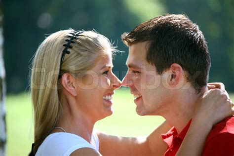 Ein Junges Paar In Der Liebe Stock Bild Colourbox