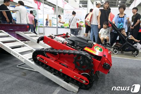 비탈면도 척척 신기한 무선 제초기 뉴스1