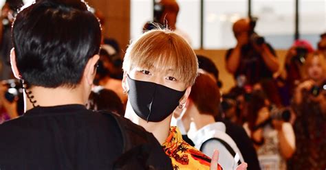 강다니엘 경호원 사이로 빼꼼 V 포즈 포토엔hd