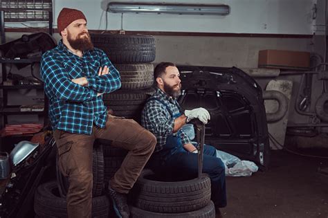 유니폼을 입고 수염된 수리 차고에서 오래 된 자동차 타이어에 앉아 있다 2명에 대한 스톡 사진 및 기타 이미지 2명 개성 개념 계절 Istock
