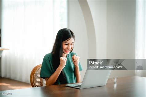 홈 오피스에서 노트북으로 일하는 아시아 젊은 여성에게 미소를 짓고 있습니다 컴퓨터 원격 학습 가상 교육 전자 학습을 사용하는 젊은 아시아 학생 집에서 온라인 교육 웨비나