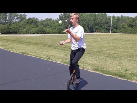 This Legend Juggles And Solves Rubik S Cubes While Unicycling Nerdist