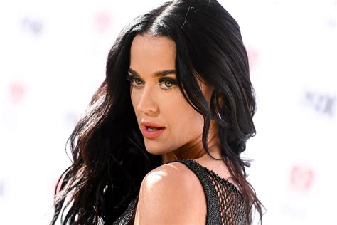Performance De Katy Perry Aux Grammys 2024 Katy Perrys Midriff Baring