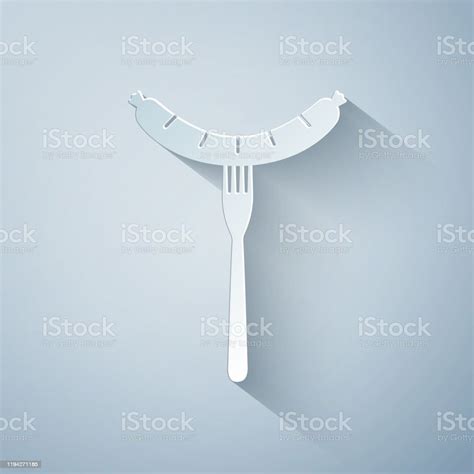 회색 배경에 격리 된 증기 아이콘으로 포크에 소시지를 잘라 종이 구운 소시지와 아로마 사인 종이 아트 스타일입니다 벡터