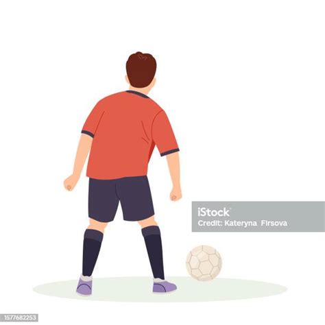 빨간 스포츠 셔츠를 입은 십대 소년 축구 선수가 축구공을 차고 있다 축구 경기를 하는 아이 스포츠맨 역동적인 연습 평면 스타일의 만화 벡터 그림이 분리되어 있습니다 놀기에