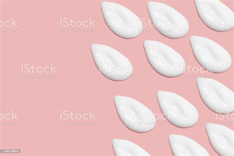 화장품 크림이 많이 묻어 있습니다 가볍고 매끄러운 표면 퍼질 수 있는 크림의 질감 액체 크림 같은 스트로크 분홍색 배경에 화장품 배경 배너 건강한 생활방식에 대한 스톡 사진