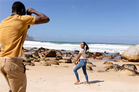 아프리카계 미국인 부부는 바다의 해변에서 사진을 찍고 2명에 대한 스톡 사진 및 기타 이미지 2명 건강한 생활방식 관광 Istock