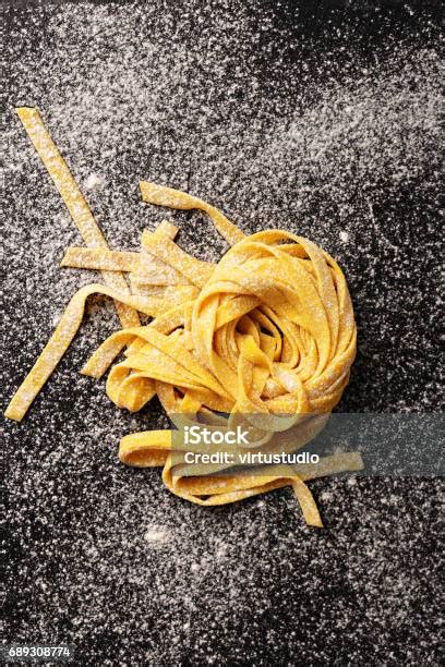 신선한 파스타 준비입니다 어두운 배경에 Tagliatelle 파스타의 최고 보기 밀가루 텍스처입니다 상위 뷰 검정색 배경에 대한 스톡 사진 및 기타 이미지 Istock