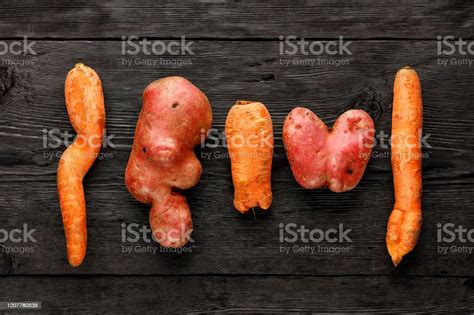 하트 모양의 못생긴 감자와 검은 나무 배경에 트위스트 당근 야채 또는 음식물 쓰레기 개념 상단보기 클로즈업 개념에 대한 스톡 사진 및 기타 이미지 Istock