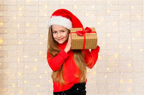 산타 클로스 모자 크리스마스 축 하에 아름 다운 작은 소녀 12월에 대한 스톡 사진 및 기타 이미지 12월 가족 겨울 Istock