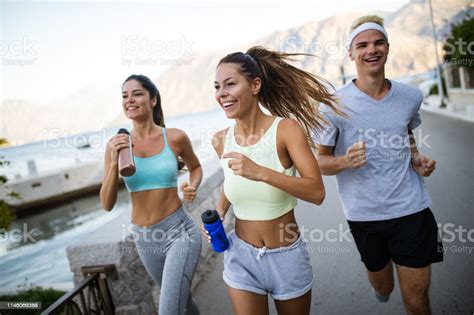 여름 화창한 자연에서 함께 조깅 하는 사람들을 행복 하 게 맞는 건강한 생활방식에 대한 스톡 사진 및 기타 이미지 건강한 생활방식 남성 남자 Istock