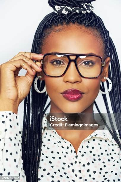 카메라 보고 안경에 아프리카계 미국인 여자 갈색 머리에 대한 스톡 사진 및 기타 이미지 갈색 머리 관능 덴마크 Istock