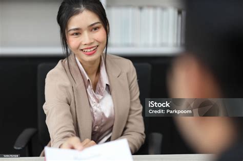 인사부 관리자들이 현대 사무실에서 면접을 보는 동안 여성 사업가 지원자 또는 후보자를 인터뷰하고 있다 사업 모집 개념 여자에 대한 스톡 사진 및 기타 이미지 Istock