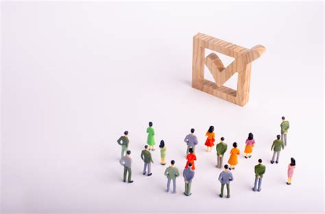 인간의 숫자 상자에서 눈금 옆에 함께 서 선거와 사회 기술 개념입니다 자원 봉사자 정당 후보자 지역구 유권자입니다 인간의 권리입니다 선택적 초점 3차원 형태에 대한 스톡