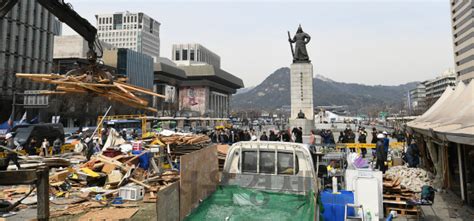 광화문광장의 세월호 천막 철거 서울경제