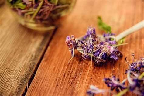 두 개의 유리 컵 음료 허브 차입니다 건조 허브 차를 보드에 유리 항아리 허브 차는 회색 빈티지 나무 보드에 흩어져 건강관리와 의술에 대한 스톡 사진 및 기타 이미지