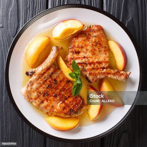 음식 구운된 돼지고기 윤기 나 복숭아와 민트 근접 촬영 제공 됩니다 위에서 상위 뷰 자르기에 대한 스톡 사진 및 기타 이미지 자르기 복숭아류 갈비 음식 Istock