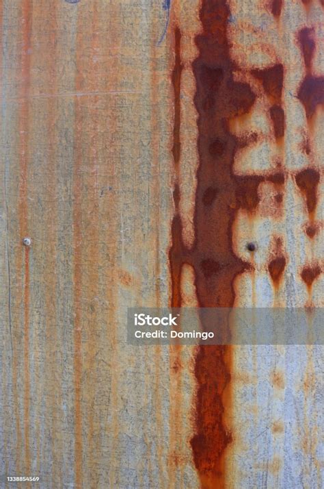 추상적 인 모양의 주황색과 갈색 톤의 녹슨 회색 금속 표면 벽지에 대한 스크래치와 홈이있는 수직 배경 0명에 대한 스톡 사진 및 기타 이미지 Istock