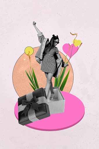 독점 이미지 세로 사진 콜라주 행복 힙 스터 소녀 엿보기 선물 상자 국제 여성의 날 축하 휴일 20 24세에 대한 스톡 사진 및 기타 이미지 Istock