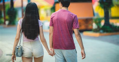 젊은 연인 부부는 손을 잡고 놀이 공원에서 데이트하고 행복 사랑 휴식의 개념 사진 Unsplash의 남자와 여자 이미지