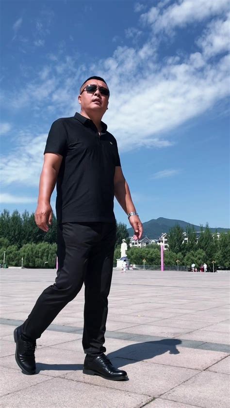 圈子小到，除了看手机，就是一个人出来走走！幸亏没有女朋友，不然每天过着平淡的生活，得多委屈她啊凤凰网视频凤凰网