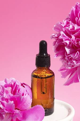 연단에 점적기가있는 화장품 호박색 유리 병 히알루 론산 오일 콜라겐과 펩타이드와 혈청 스킨 케어 제품 모형 포장 화장품 디자인 브랜딩 강단에 대한 스톡 사진 및 기타 이미지