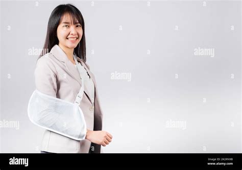 Business Woman Confident Smiling Broken Arm After Accident And Wear Arm Splint For Treatment