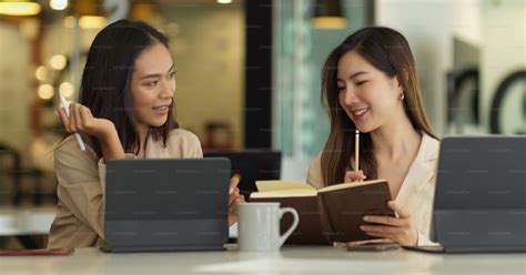 회의실에서 태블릿으로 프로젝트를 컨설팅하는 두 명의 사업가의 초상화 사진 Unsplash의 랩톱 이미지