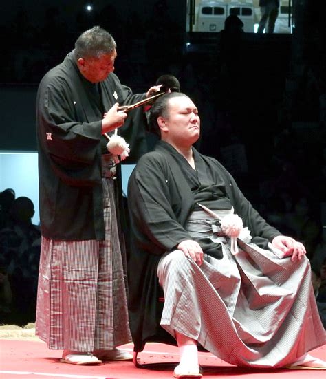 元関脇・勢の春日山親方が涙の断髪式「国技館で断髪式をするのが夢でした」 スポーツ報知