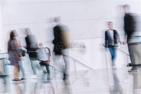 在一个交易会上大批匿名的模糊人高清图片下载 正版图片506609513 摄图网