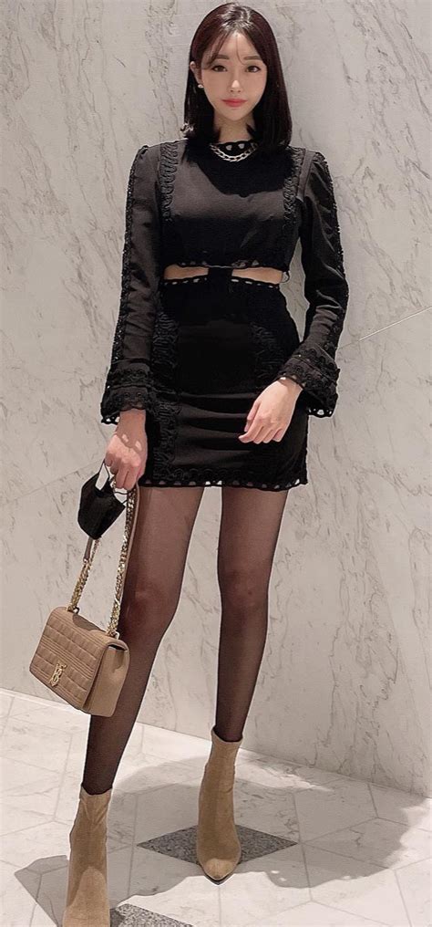 고급지고 섹시한 여자의 치마 정장 검정 스타킹 토행성