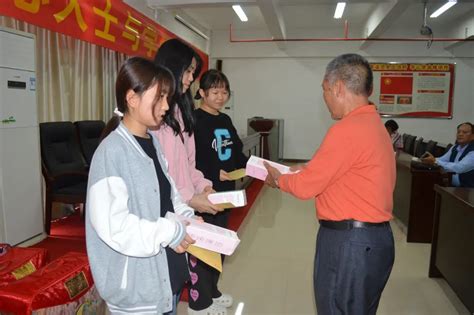 爱心助学，伴梦飞翔—佛山爱心团队热心人士来校与受助学生见面 茂名技师学院
