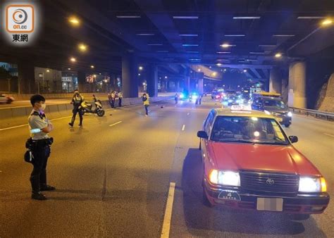 葵涌道電單車的士相撞 女鐵騎及乘客受傷｜即時新聞｜港澳｜oncc東網