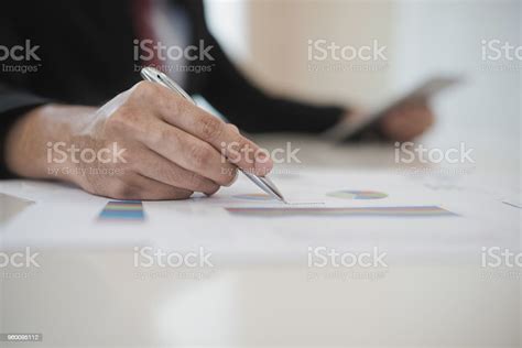사무실 책상에서 데이터 차트 및 디지털 태블릿 펜으로 사업가 작업 쓰기의 손 브레인 스토밍 회의 개념 분석 개념에 대한 스톡 사진 및 기타 이미지 Istock