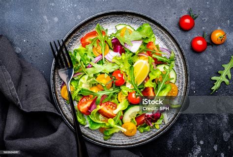 다채로운 토마토 신선한 오이 적양파 양상추 루꼴라를 곁들인 여름 비건 야채 샐러드 검은색 테이블 배경 평면도 건강한 식생활에 대한 스톡 사진 및 기타 이미지 Istock