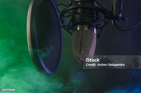 스탠드와 진동 방지 마운트의 스튜디오 콘덴서 마이크를 닫습니다 컬러 조명 배경으로 라이브 녹화 측면 뷰 색상 연기 노래방 Dj에 대한 스톡 사진 및 기타 이미지 Istock