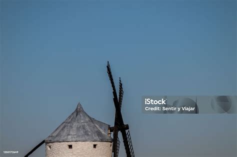 스페인 카스티야 라 만차의 시골 에 있는 전통적인 흰색 풍차 0명에 대한 스톡 사진 및 기타 이미지 Istock