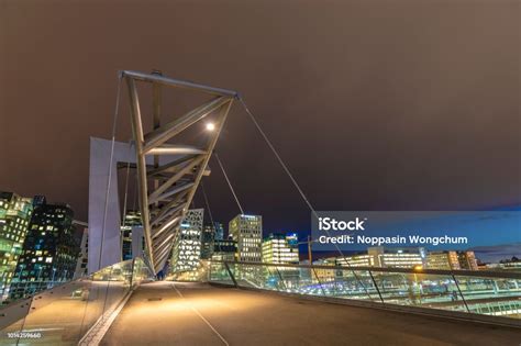 Akrobaten 육교와 Bercode 프로젝트 오슬로 노르웨이에서 오슬로 시 스카이 라인 건물 외관에 대한 스톡 사진 및 기타 이미지 Istock