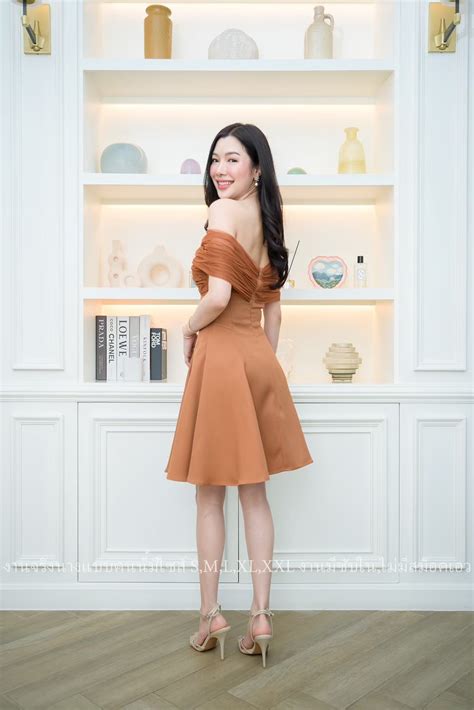 ชุดออกงาน ชุดไปงานแต่งสีน้ำตาล เดรสสั้นเปิดไหล่แต่งผ้าซีทรู กระโปรงทรงบาน สวยหวาน น่ารักๆ ร้าน