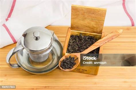 나무로 되는 숟가락 및 상자 빈 유리 주전자에 차 잎 잎차에 대한 스톡 사진 및 기타 이미지 잎차 홍차 건조 식품
