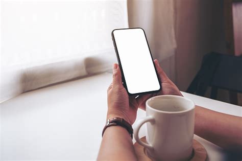 빈 데스크톱 화면으로 검은 색 휴대 전화를 들고있는 여성 가득 찬에 대한 스톡 사진 및 기타 이미지 가득 찬 공란 디지털 뷰파인더 Istock