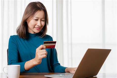 행복한 아시아 여자 온라인 쇼핑 및 신용 카드로 지불기술 및 전자 상거래 개념 개념에 대한 스톡 사진 및 기타 이미지 개념 구매 금융 Istock
